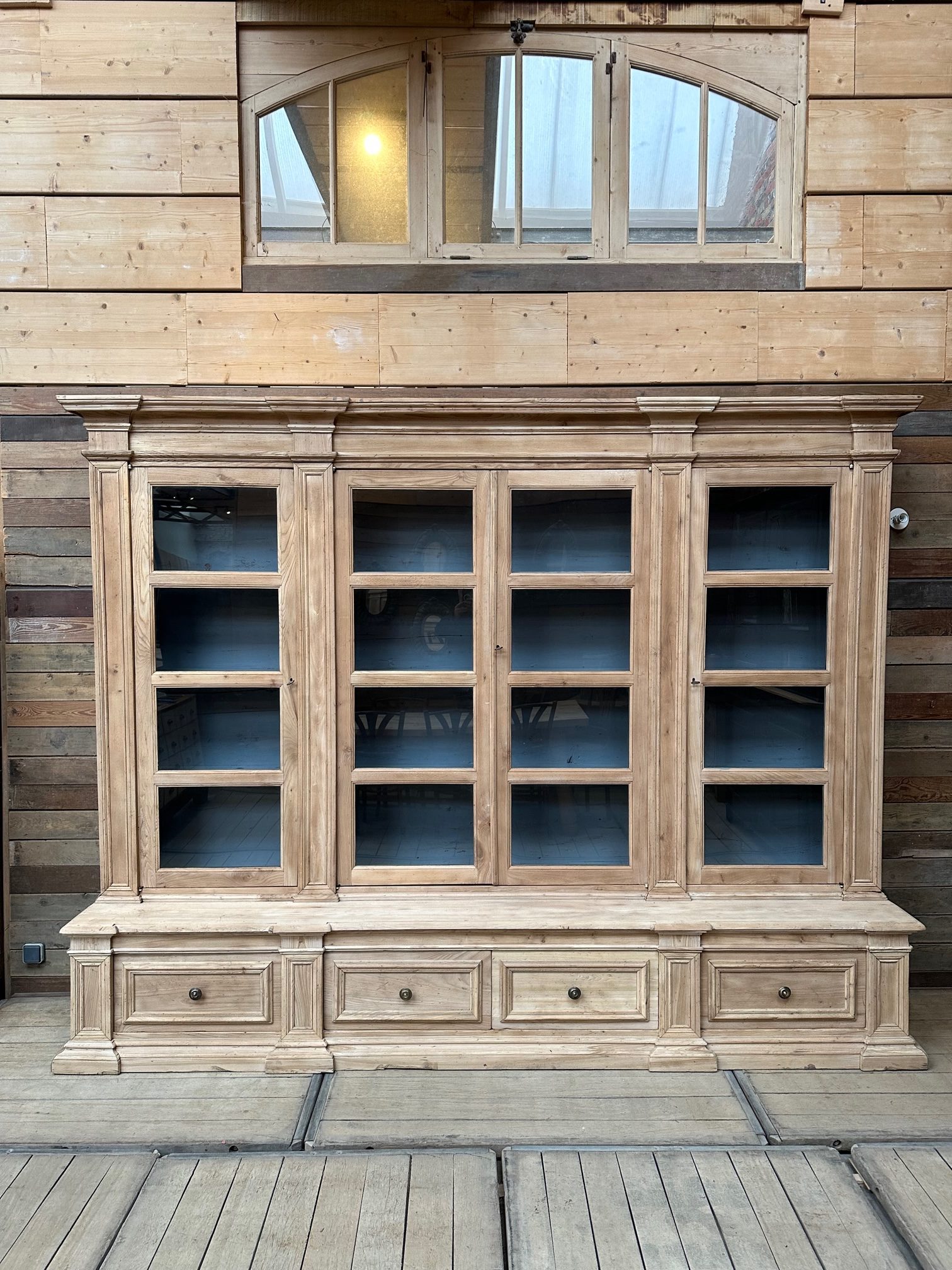 Grande vitrine de présentation en orme massif - Nord Factory